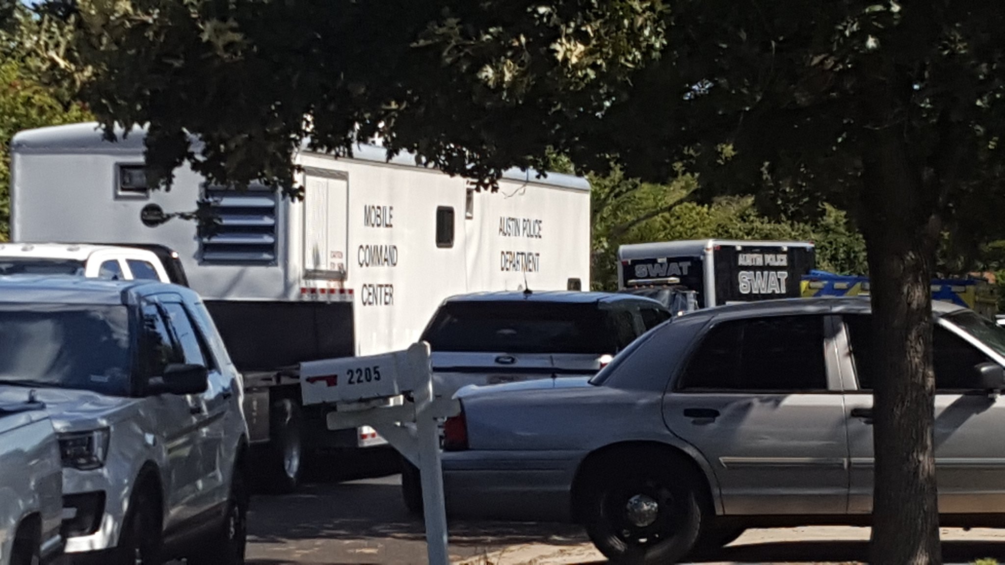 1 in custody after SWAT standoff in North Austin | kvue.com